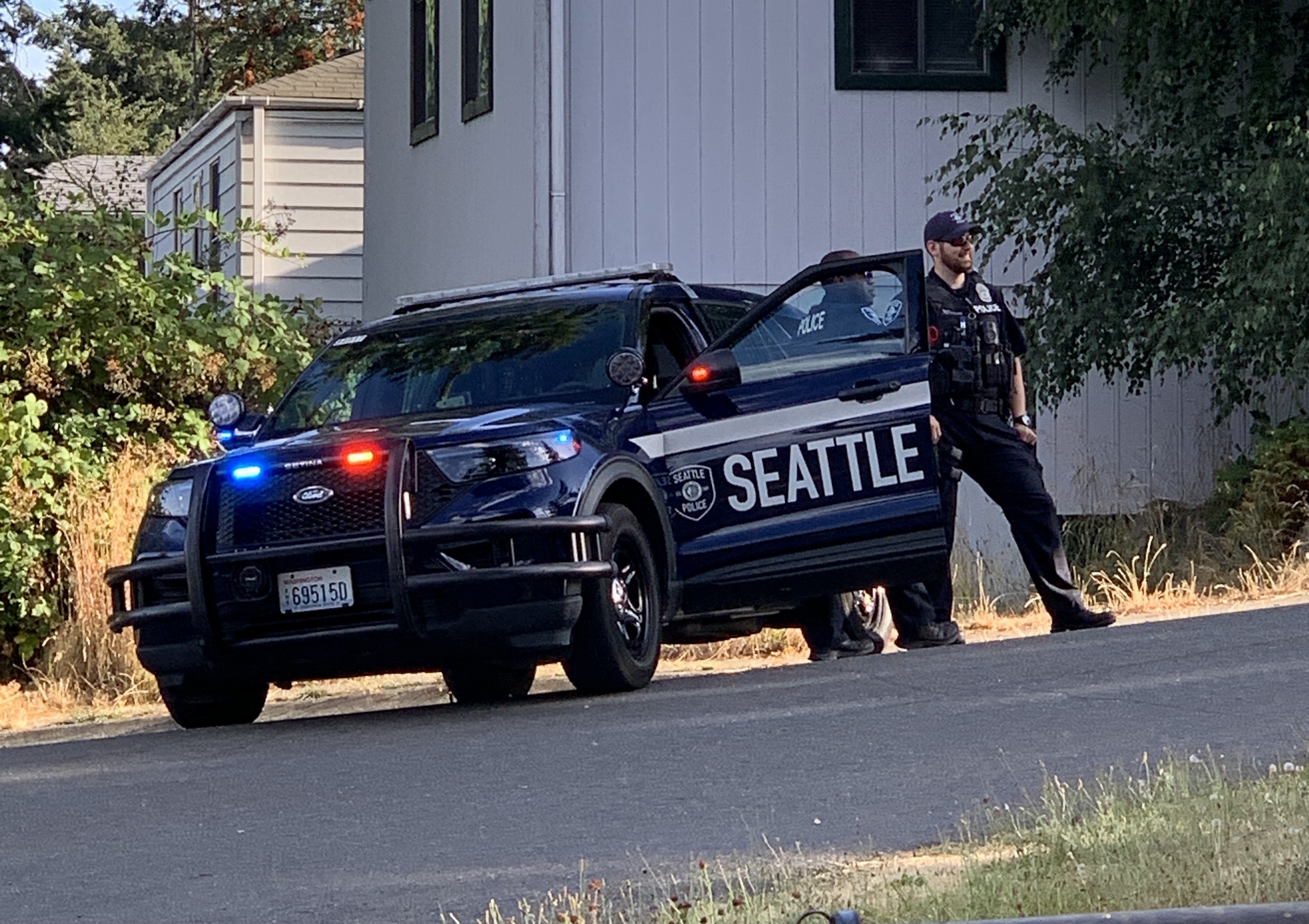 UPDATE One suspect shot by police serving a warrant in White Center ...